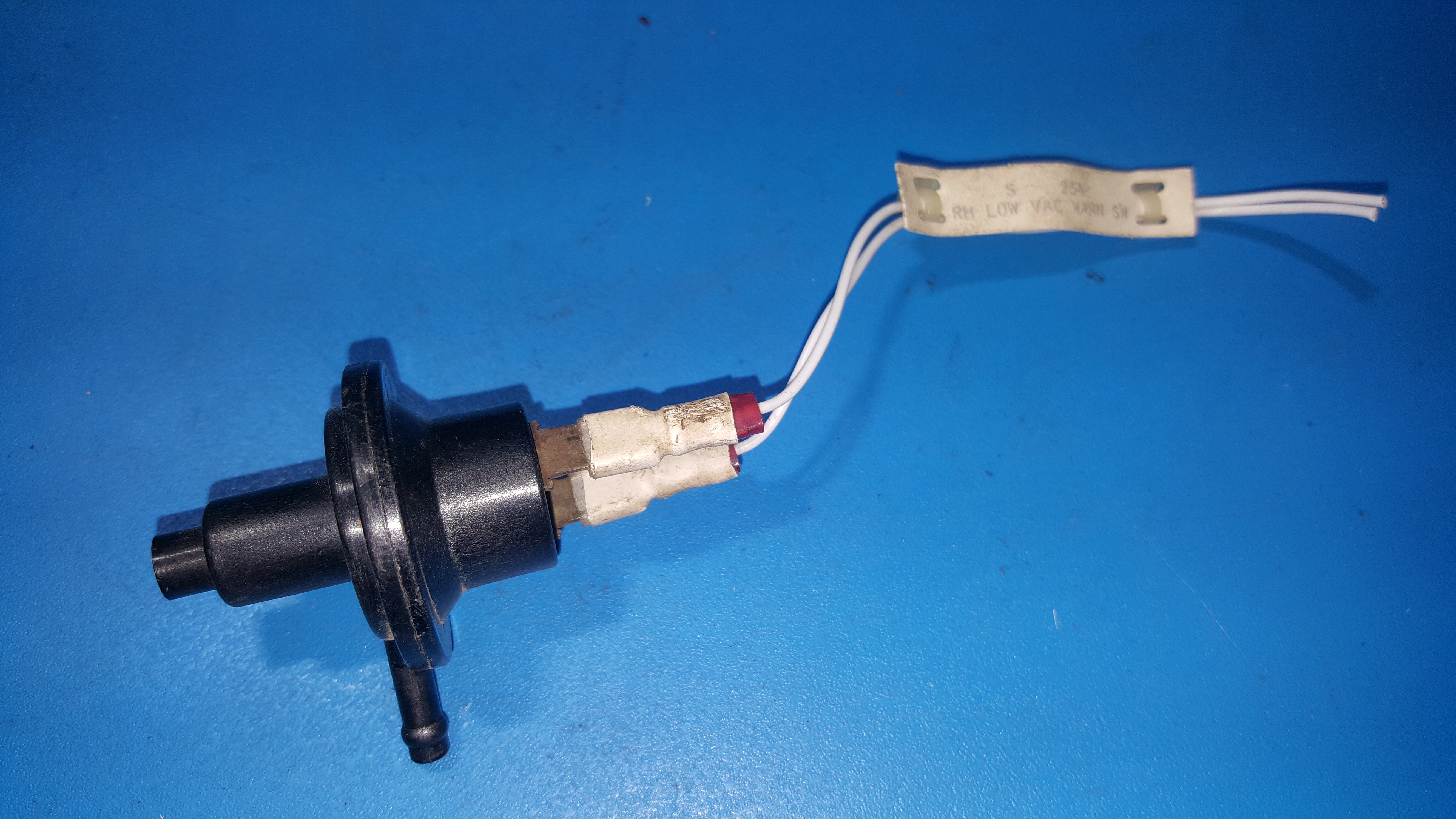 Switch - Low Vacuum - Cessna - 5Y-BUC – Global Aircraft Industries