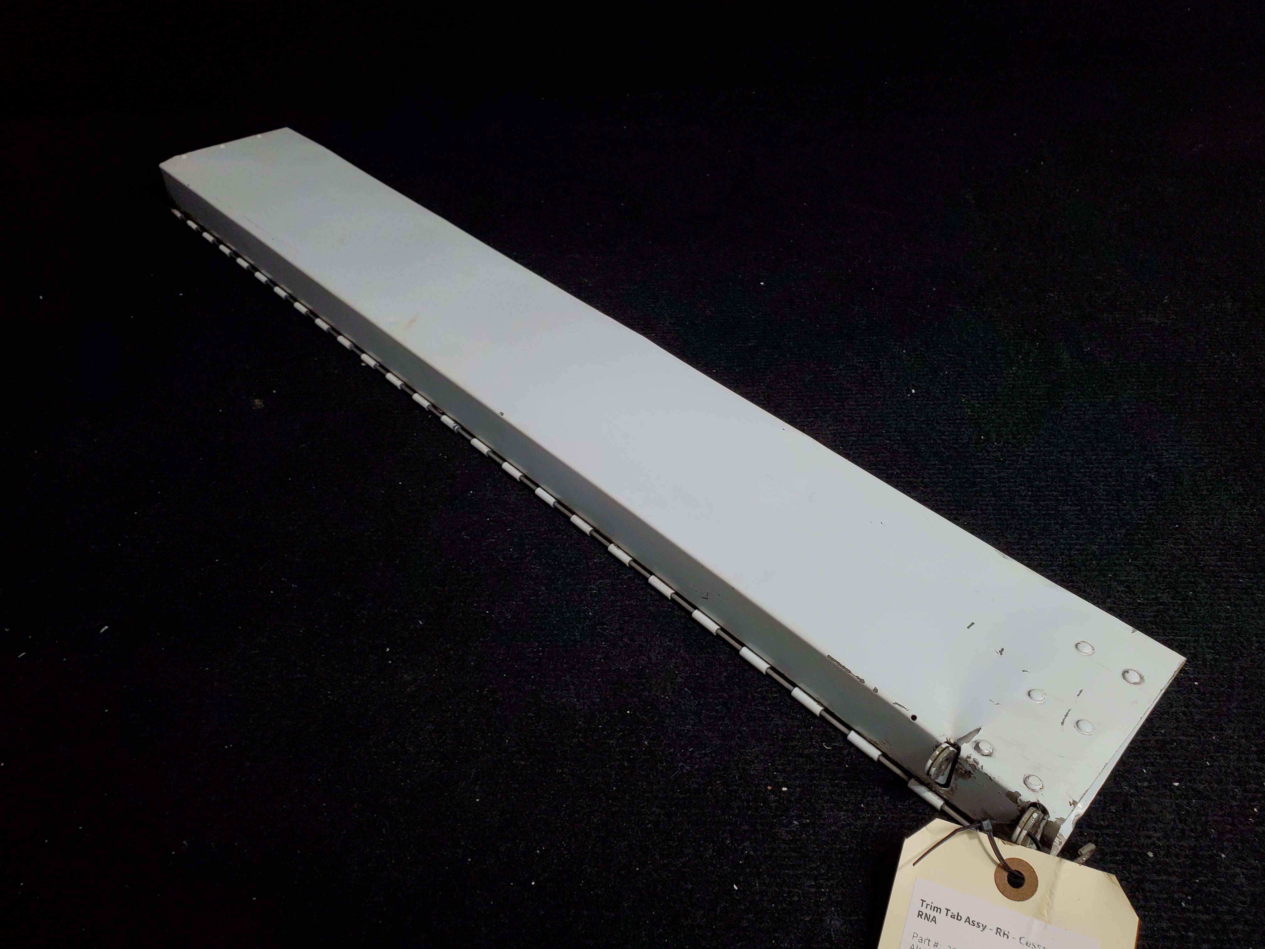Aileron Trim Tab Assy - RH - Cessna - 5Y-RNA – Global Aircraft Industries
