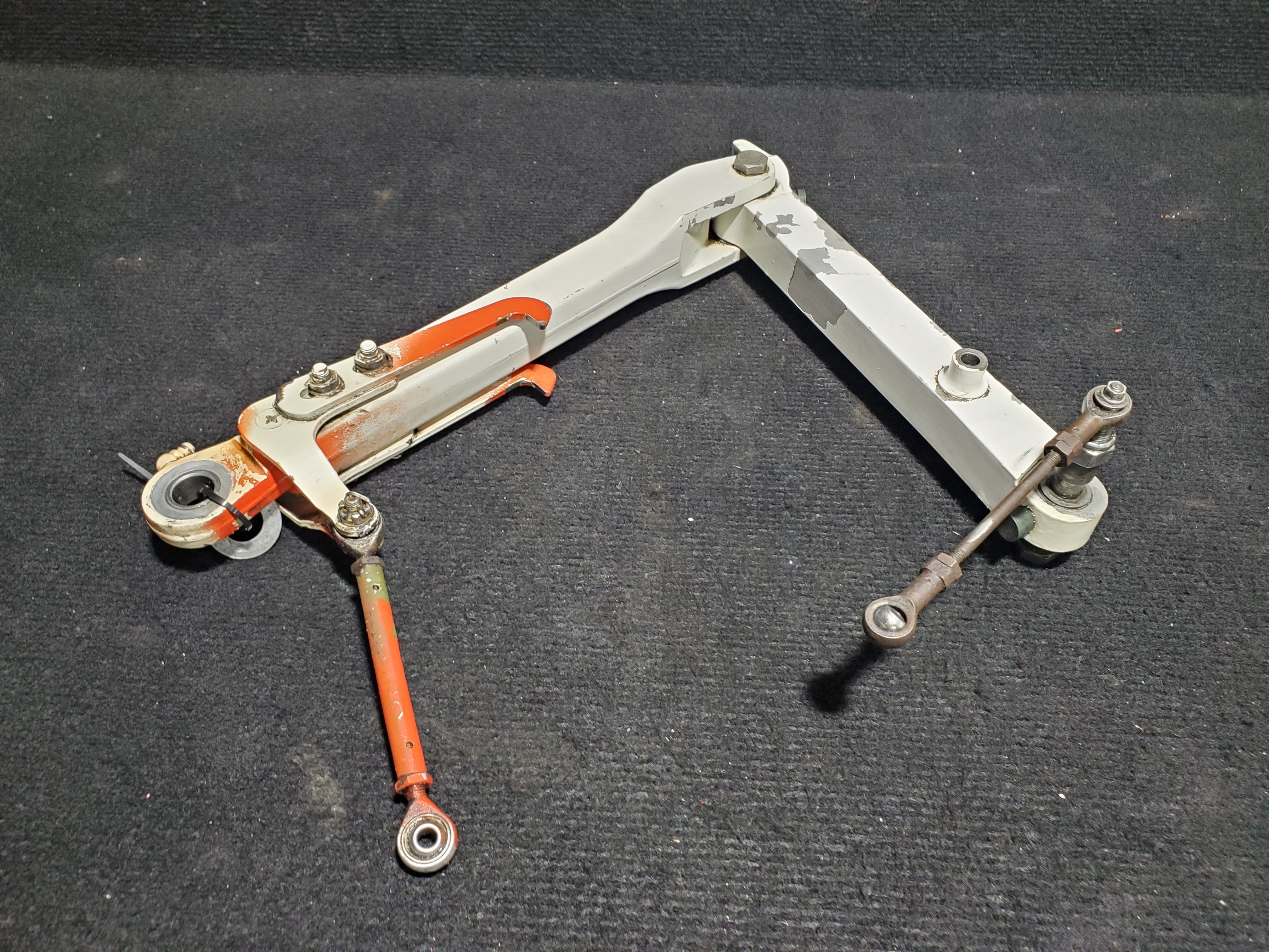MLG Brace Assy LH - Cessna - C-FSYN – Global Aircraft Industries
