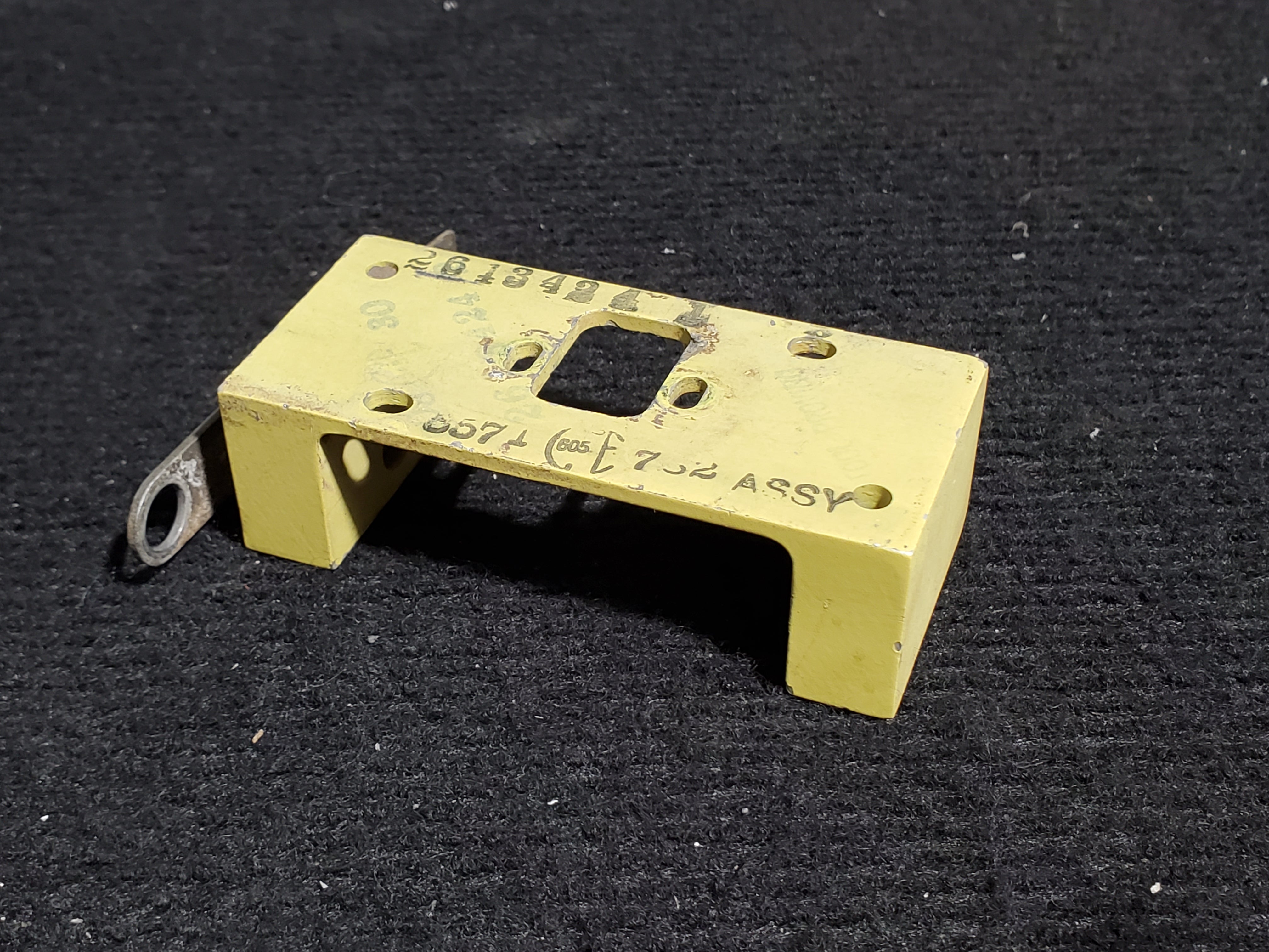 Support Assy_Oxygen Guage Attach - Cessna - 5Y-RNA – Global Aircraft ...